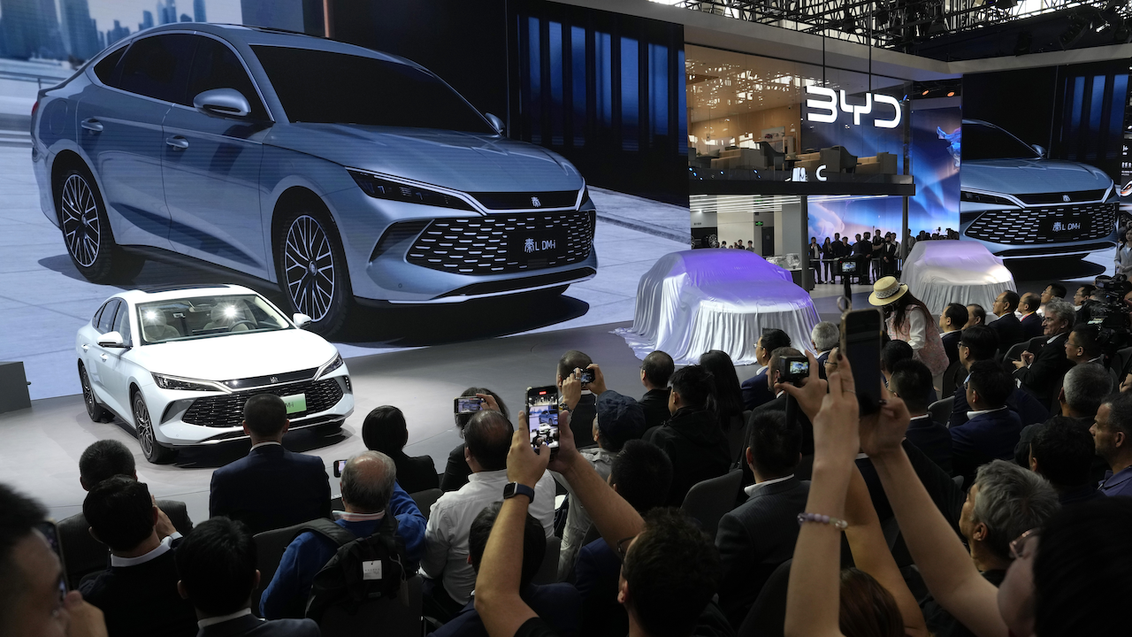 Canadian automakers have dragged their feet on EVs. Now they want ...